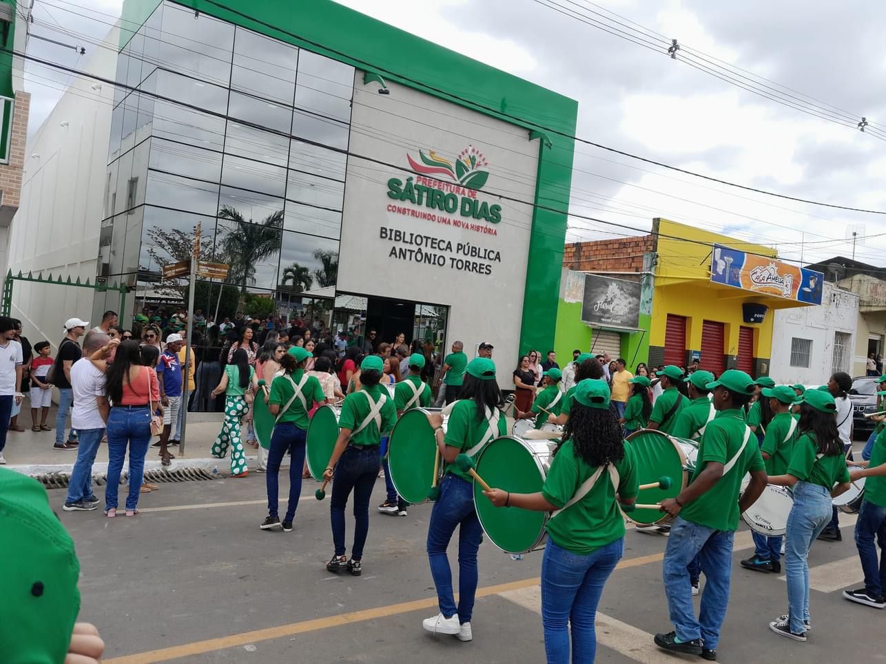 Sátiro Dias inaugura biblioteca em homenagem a Antônio Torres ...